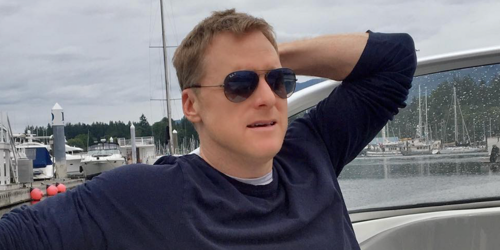 Actor Alan Tudyk was seen wearing grey Ray-Ban Aviator 3025 004/78 ...