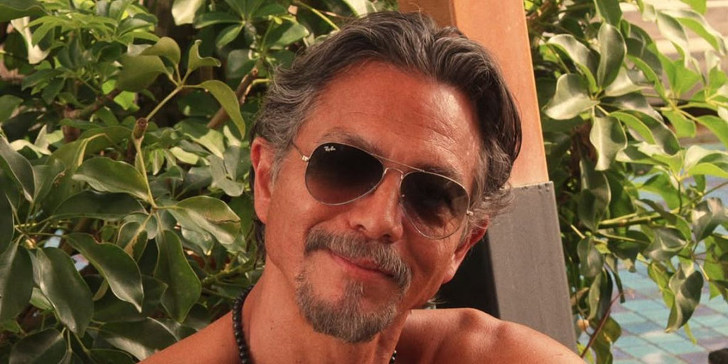 Benjamin Bratt was seen wearing ruthenium Ray-Ban Aviator 3025 004/51 ...